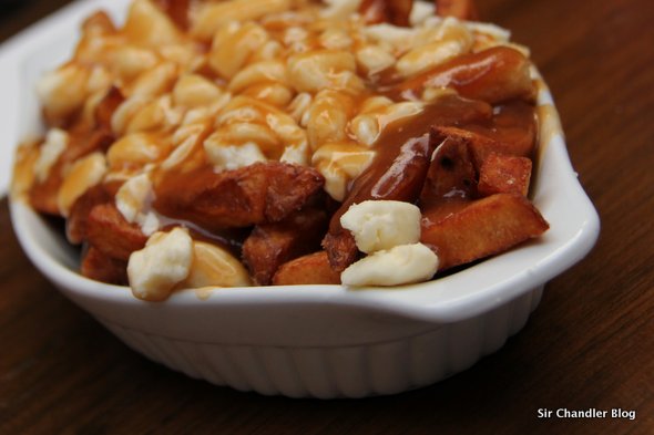 El poutine: un símbolo gastronómico canadiense - Sir Chandler