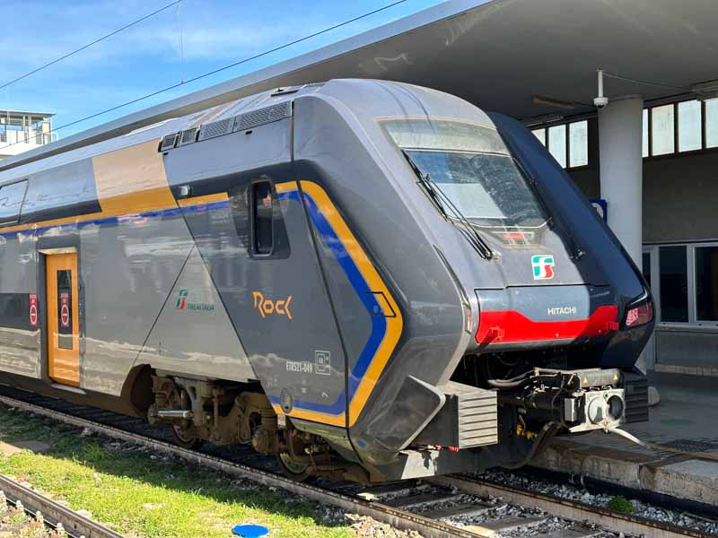 Un tren INTERCITY para llegar a Milán desde el puerto de Savona ...