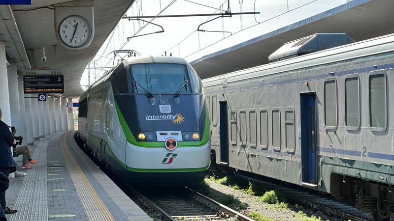 Un tren INTERCITY para llegar a Milán desde el puerto de Savona ...