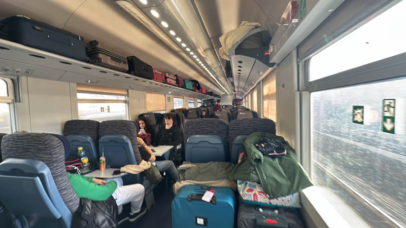 Un tren INTERCITY para llegar a Milán desde el puerto de Savona ...